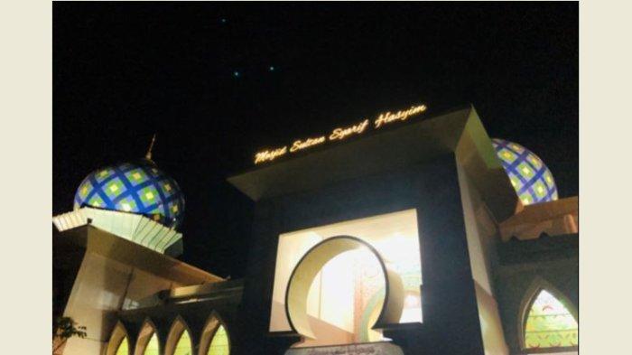 Salat Tarawih di Masjid SSH Islamic Center Siak, Malam Pertama Ramadan 1443 H Jemaah Tumpah ...