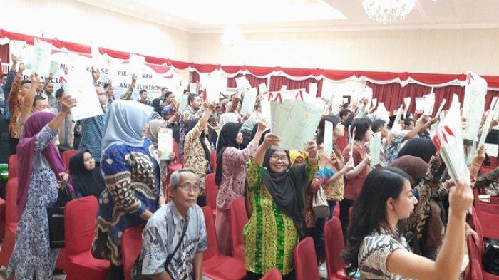 Dua Ratus Warga Pekanbaru Terima Sertifikat PTSL 2023 - Tribunpekanbaru.com