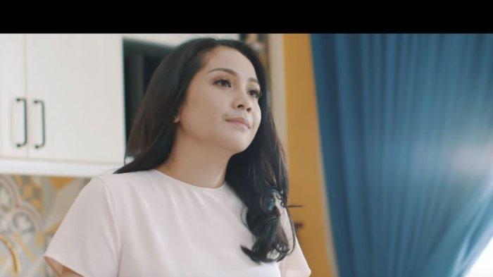 Kenakan Baju One Shoulder Oversized, Nagita Slavina Istri Raffi Ahmad Tampak Manis dan Seksi ...
