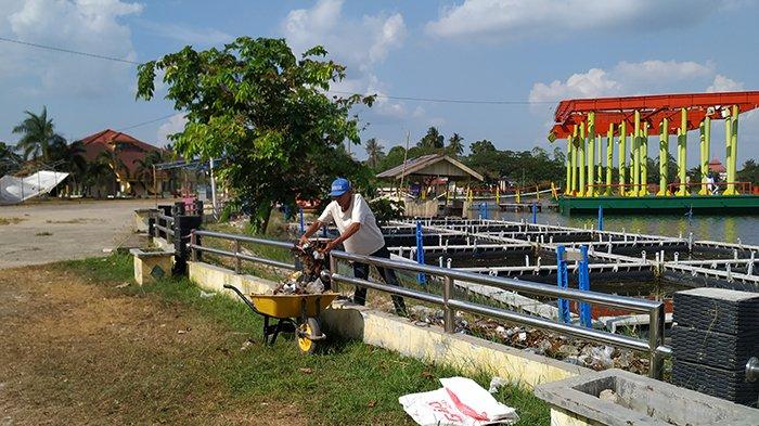 Nasib Petugas Kebersihan Danau Raja Inhu Riau, Gaji Rp 500 Ribu ...