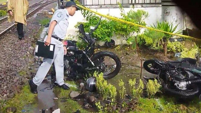 Detik-detik KA Malioboro Ekspres Sambar 7 Motor di Magetan Hingga Terpental, 4 Orang Tewas ...