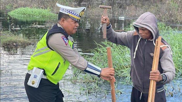 Cegah Mobil Terperosok, Polisi Pasang Kayu Pembatas di Lokasi Banjir Jalintim Pelalawan ...