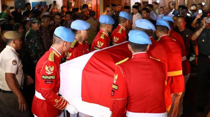 Kenang Sang Ayah, Ilham Akbar Habibie Ungkap BJ Habibie Tiap hari ... Kenang Sang Ayah, Ilham Akbar Habibie Ungkap BJ Habibie Tiap hari ...