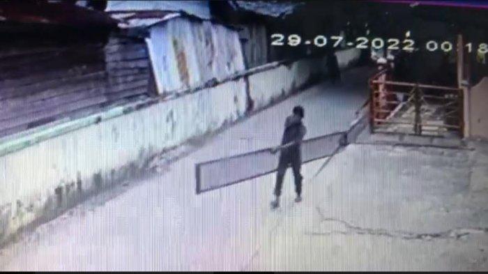 Maling Santuy di Pekanbaru, Terekam CCTV Saat Curi Besi Penutup Parit Padahal Warga Lalu Lalang ...