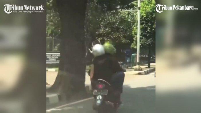 Video Viral, Si Pemotor Menggunakan Helm Tabung Gas dan Teko Serta Memakai Plat Nomor RI 1 ...