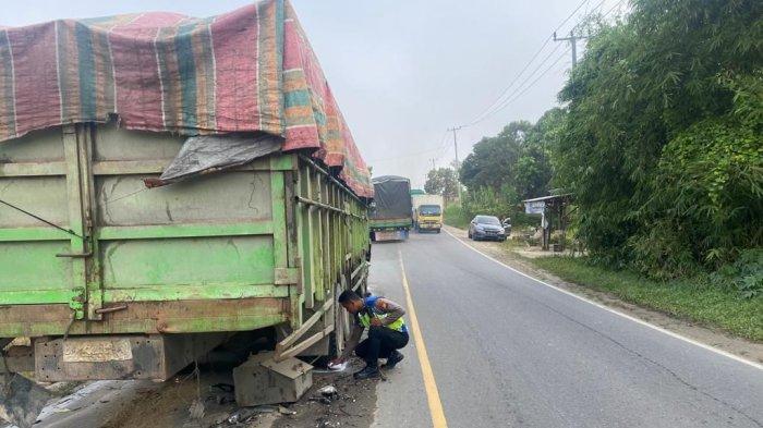 Pemotor Tewas Setelah Tabrak Truk Parkir di Jalintim Pelalawan, Sopir Kabur Usai Kejadian ...