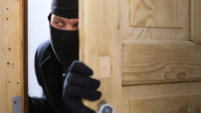 Inikah Pencuri Baik Hati? Pecahkan Kaca Pemilik Rumah, Kemudian Malah ...