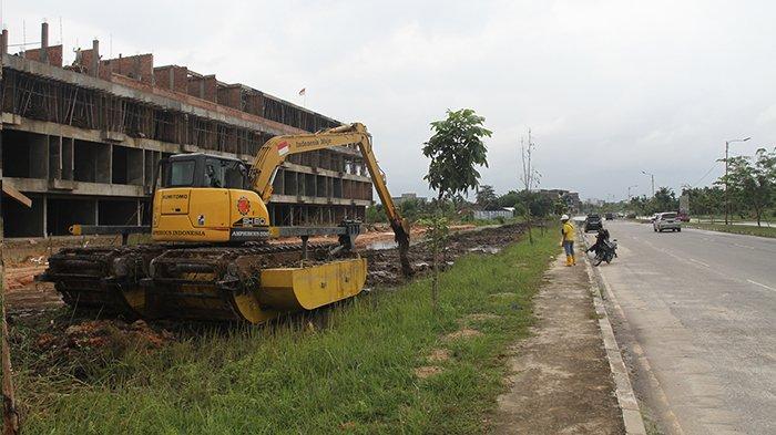 FOTO : Penganan Banjir, Eskavator Amfibi Normalisasi Saluran Air di Sudirman Ujung Pekanbaru ...
