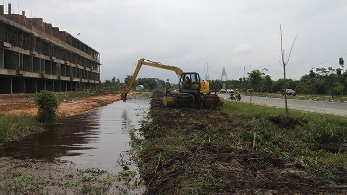 FOTO : Penganan Banjir, Eskavator Amfibi Normalisasi Saluran Air di Sudirman Ujung Pekanbaru ...
