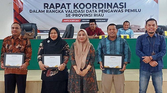 Bawaslu Bengkalis Raih Predikat Informatif di Anugerah Keterbukaan Informasi Publik Bawaslu se ...