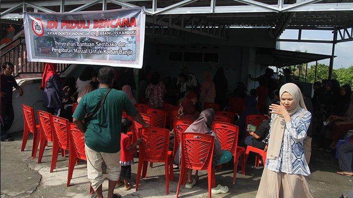 FOTO : IDI Pekanbaru Gelar Pengobatan Massal di Lokasi Banjir Rumbai ...