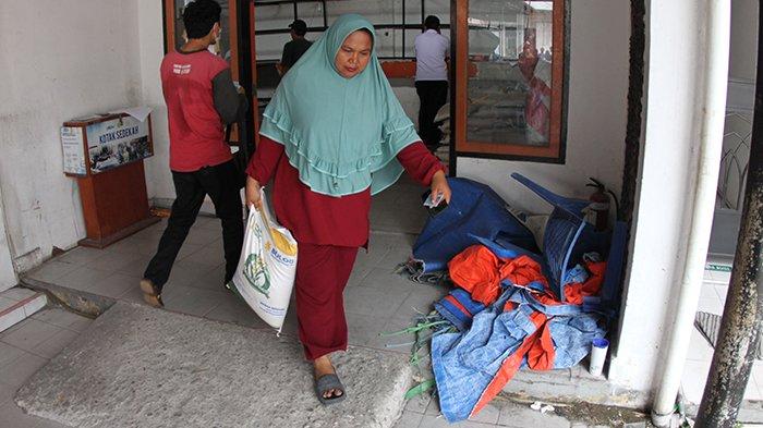 FOTO : Warga Menerima Bantuan Pangan Beras Secara Bertahap di Kantor ...