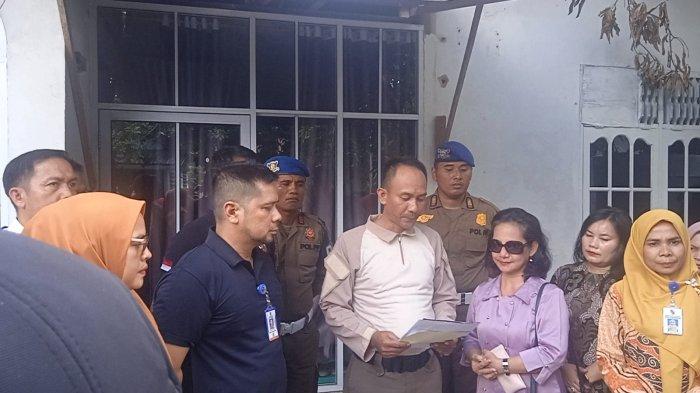 Tidak Punya Izin dan Ada Aksi Kekerasan, Satpol PP Pekanbaru Segel ... Tidak Punya Izin dan Ada Aksi Kekerasan, Satpol PP Pekanbaru Segel ...