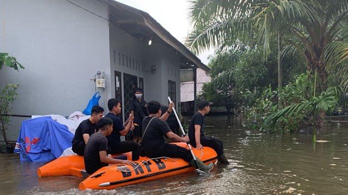 Banjir di Riau Semakin Meluas, BPBD Kehabisan Stok Perahu Karet - Tribunpekanbaru.com