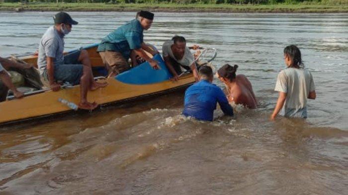 VIDEO: Perahu Pompong Angkut 12 Penumpang Tenggelam di Sungai Kampar ...