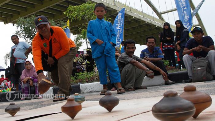 FOTO: Permainan Tradisional Gasing - Tribunpekanbaru.com