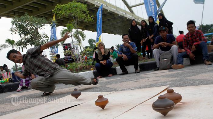 FOTO: Permainan Tradisional Gasing - Tribunpekanbaru.com