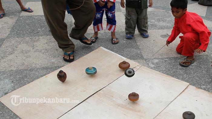 FOTO: Permainan Tradisional Gasing - Tribunpekanbaru.com