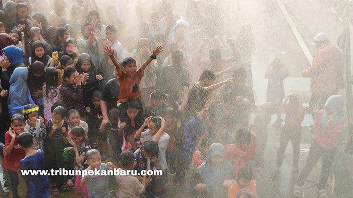 FOTO : Tradisi Petang Megang di Pekanbaru, Warga Menikmati Siraman Air ...