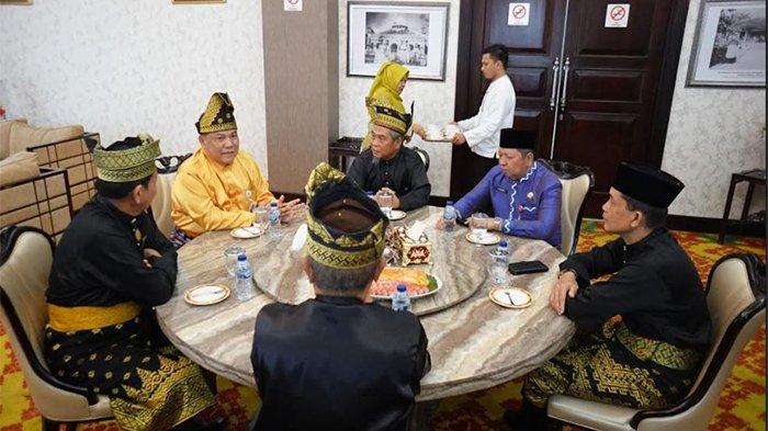 Pj Gubri SF Hariyanto Kumpulkan Tokoh Masyarakat di Hari Pertama ...