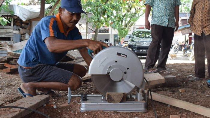 PLN Salurkan Bantuan untuk Usaha Pengetaman Kayu dan Perbengkelan Las ...