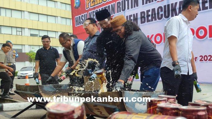 Polda Riau dan Bea Cukai Musnahkan 875 Botol Miras - Tribunpekanbaru.com