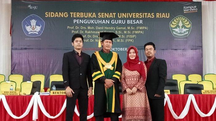Prof Seno Resmi Dikukuhkan Jadi Guru Besar FISIP Universitas Riau ...