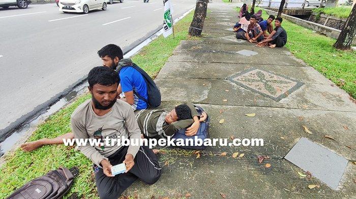 FOTO : Belasan Warga Diduga Etnis Rohingya Terlihat di Pekanbaru ...