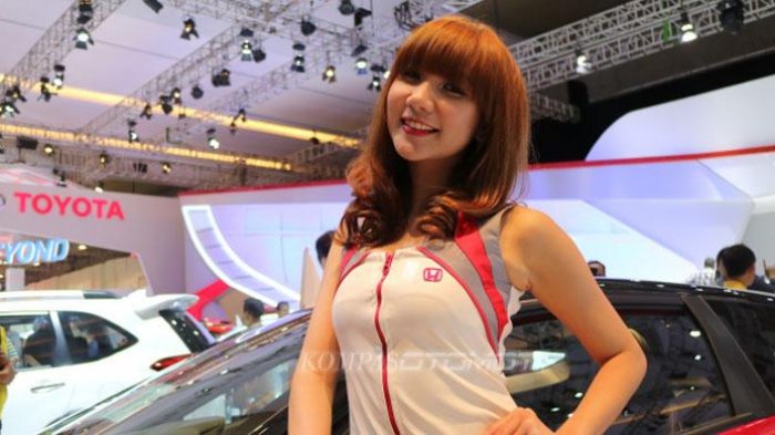 Kenapa Wanita Cantik Rebutan Jadi SPG Mobil? Ternyata Berdiri di ...