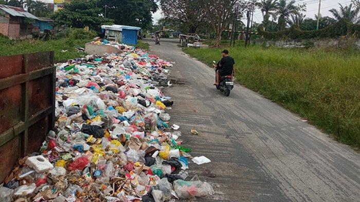 FOTO : Sampah Menumpuk Hingga Memakan Ruas Jalan di Pekanbaru - Tribunpekanbaru.com