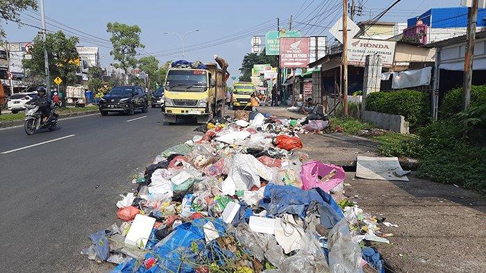 Atasi Sampah Menumpuk di Jalan Kota, Operator Akhirnya Tambah Ritasi ...
