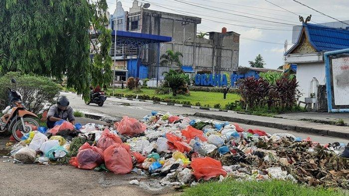 Sampah Menumpuk Seharian di Penjuru Pekanbaru, Operator Singgung Soal Solar, DLHK Kota Bungkam ...