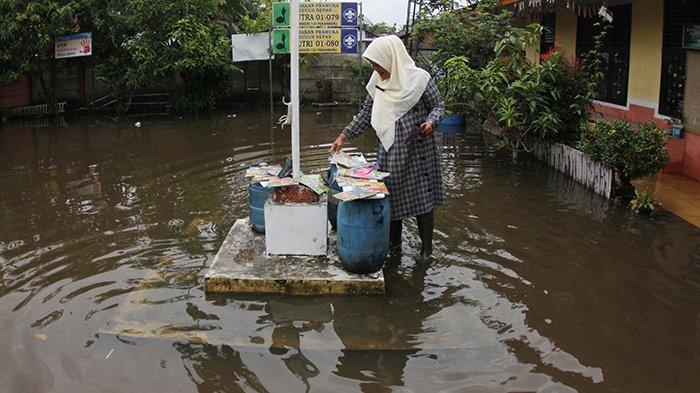 Murid SD di Rumbai Pekanbaru Ada yang ke Sekolah Naik Perahu Gegara ...