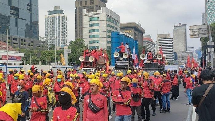 Massa Aksi Buruh dan Mahasiswa Terus Berdatangan di Patung Kuda, Ini Tuntutan Aksi Demo Hari Ini ...