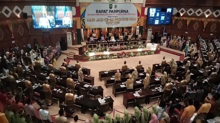 Almarhum Tabrani Rab Hingga Maimanah Umar Terima Anugerah di HUT Riau ...