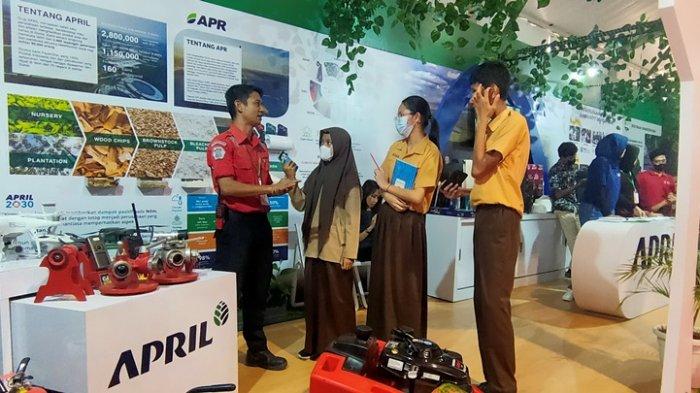 Siswa Penasaran Kayu Bisa Jadi Kertas, Stand PT RAPP di Helat Pelalawan ...