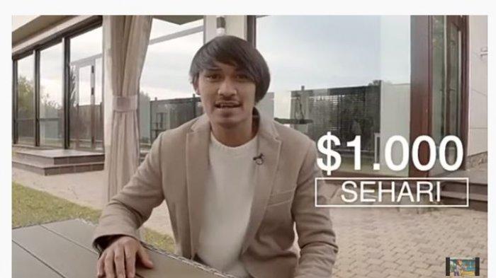 TERUNGKAP Siapa Sosok Pria Poni Lempar yang Viral di Iklan Youtube ...