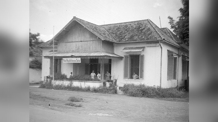 Sejarah Berdirinya Radio Republik Indonesia (RRI), Radio Jadi Alat ...