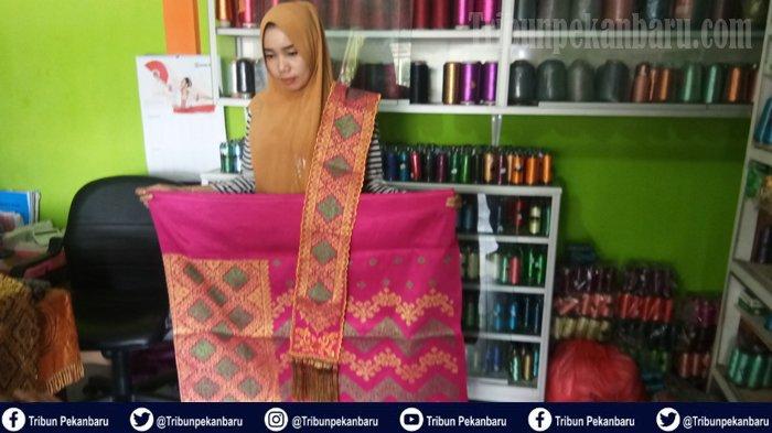 STORY - KISAH Ibu Muda Asal Riau, Buka Usaha Tenun Lejo, Bantu Suami ...