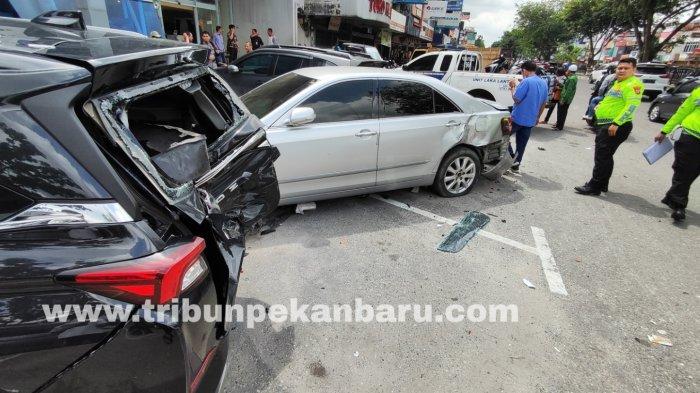 FOTO : Sopir Ngantuk Tabrak Mobil Parkir di Jalan Jenderal Sudirman ...