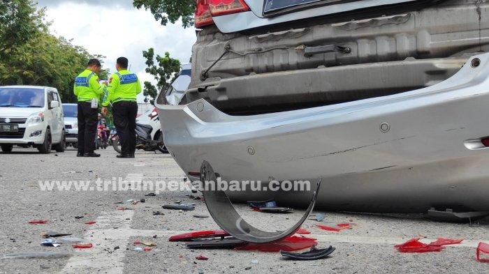 FOTO : Sopir Ngantuk Tabrak Mobil Parkir di Jalan Jenderal Sudirman Pekanbaru - Tribunpekanbaru.com