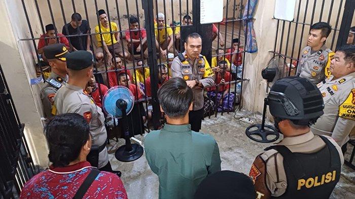 Polres Kepulauan Meranti Cek Kondisi Tahanan Sekaligus Cooling System Sampaikan Pesan Pemilu ...