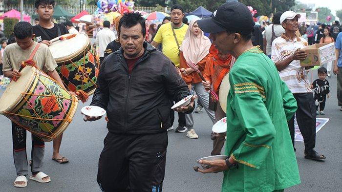 FOTO : Kesenian Tambua Tansa Khas Minangkabau Warnai Kawasan CFD ...