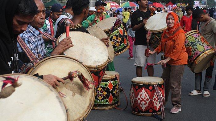 FOTO : Kesenian Tambua Tansa Khas Minangkabau Warnai Kawasan CFD ...