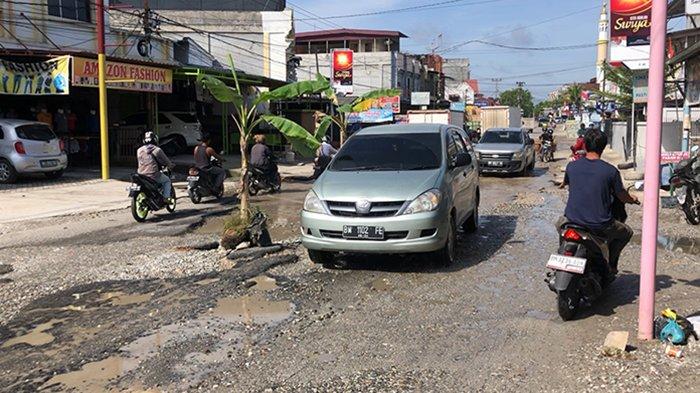 Kesal Tak Kunjung Diperbaiki, Warga Pekanbaru Tanam Pohon Pisang di Jalan Rusak ...