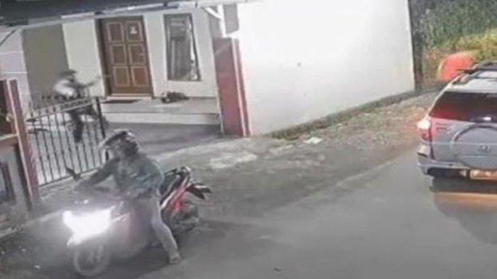 VIDEO Viral Aksi Pencuri Todong Pemilik Rumah di Jember Terekam CCTV - Tribunpekanbaru.com
