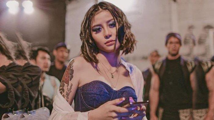 TATO BUNGA Cantik dan TATO Lambang INFINITY Awkarin atau Karin Novilda ...