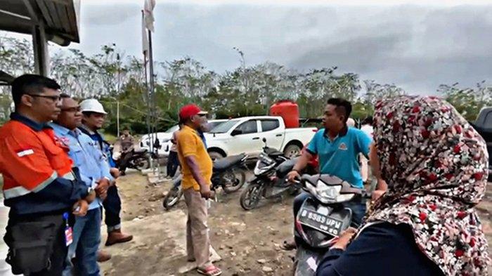 Warga Desa Batu Ampar Inhil Tolak Blasting Perusahaan Batu Bara, Akibatkan Puluhan Rumah Rusak ...