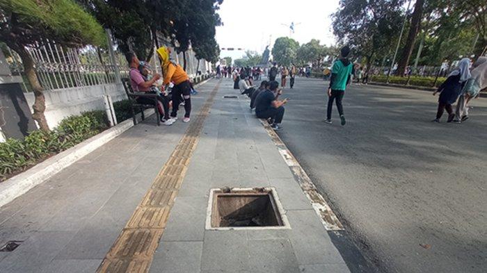 Tutup Besi di Gorong-gorong Trotoar Depan Kantor Gubernur Riau Hilang ... Tutup Besi di Gorong-gorong Trotoar Depan Kantor Gubernur Riau Hilang ...