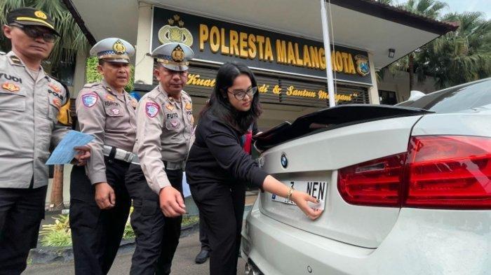 Pengakuan Wanita Asal Pekanbaru yang Viral Pakai Nopol Mobil Vulgar, Beli Online Demi Konten ...